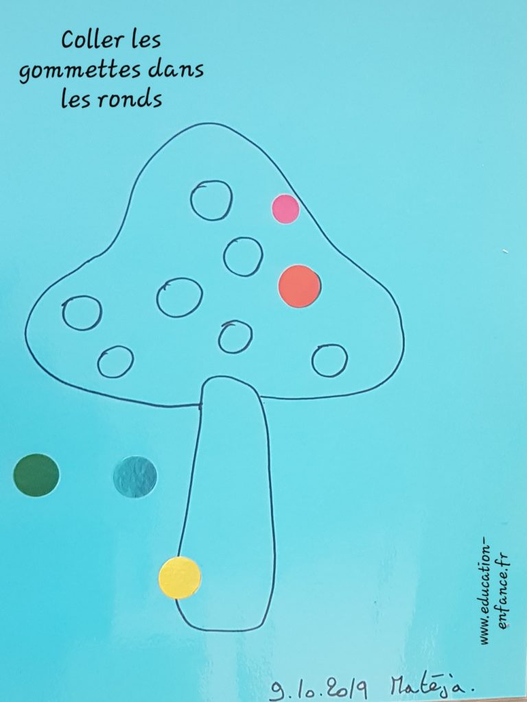 Coller des gommettes sur un champignon | education-enfance.fr